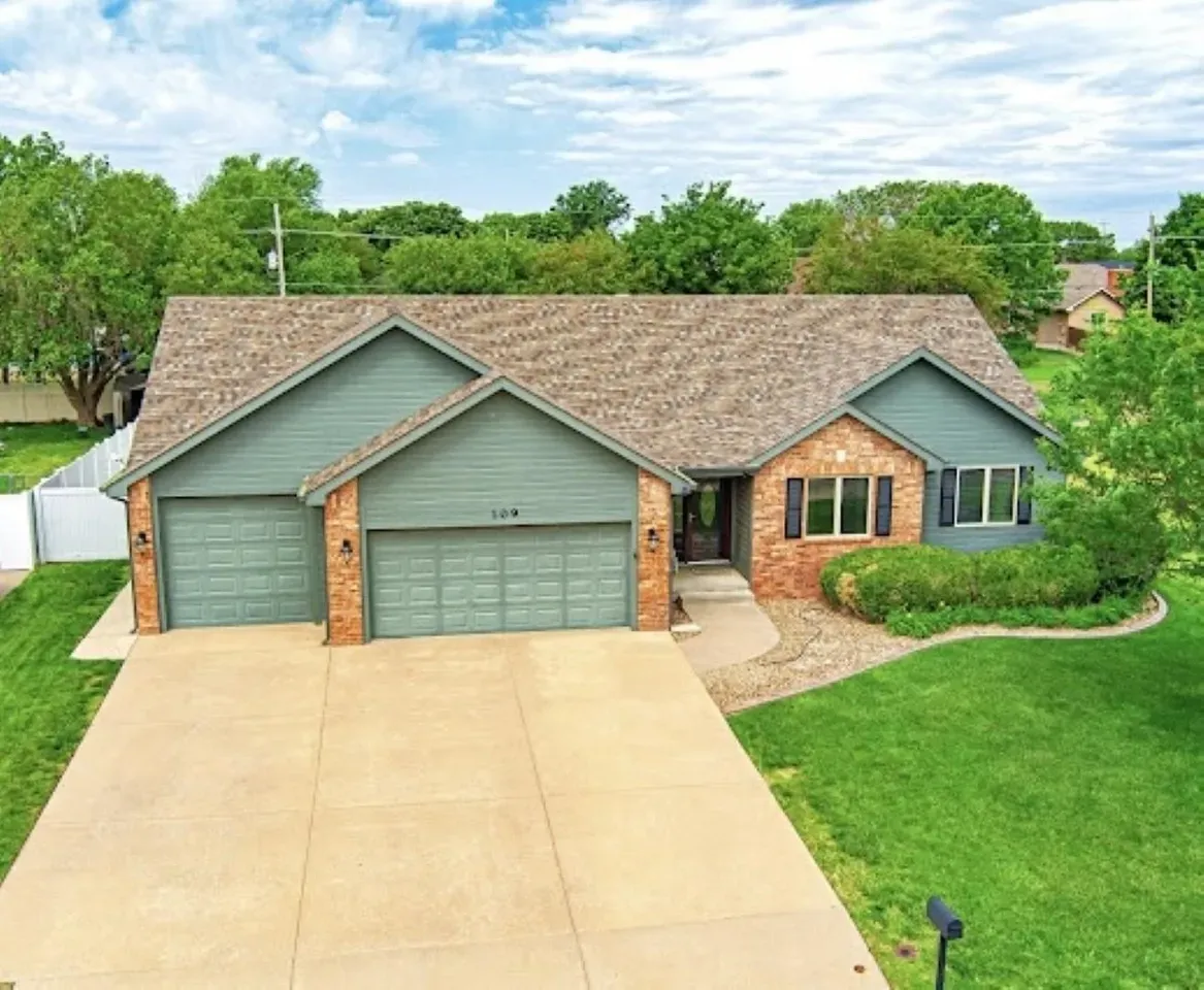 Eastmoor Elegance: Saltwater Pool, Luxury Finishes, and 5 Bedrooms of ...