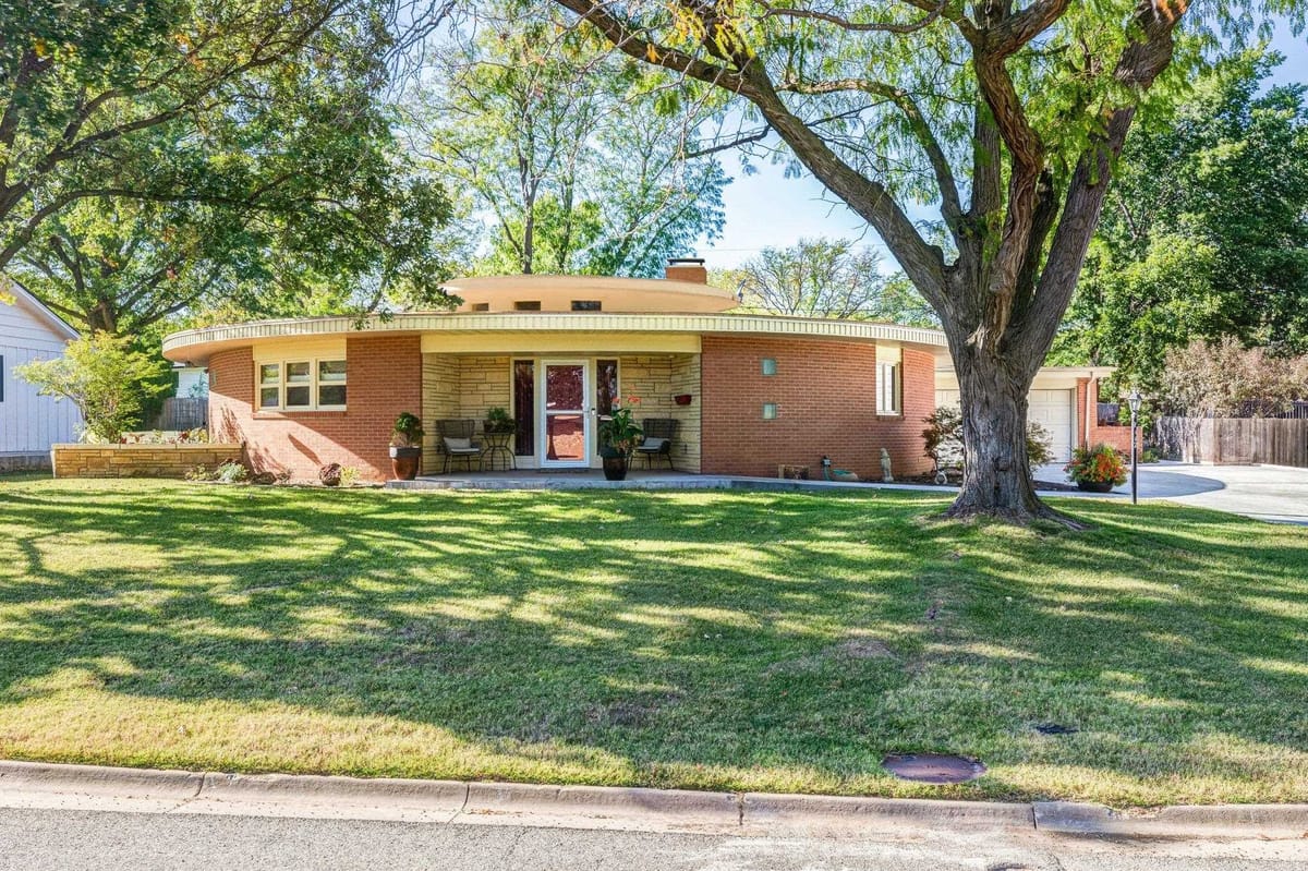 Home of the Day: One-of-a-Kind Mid-Century Modern Round House in Salina